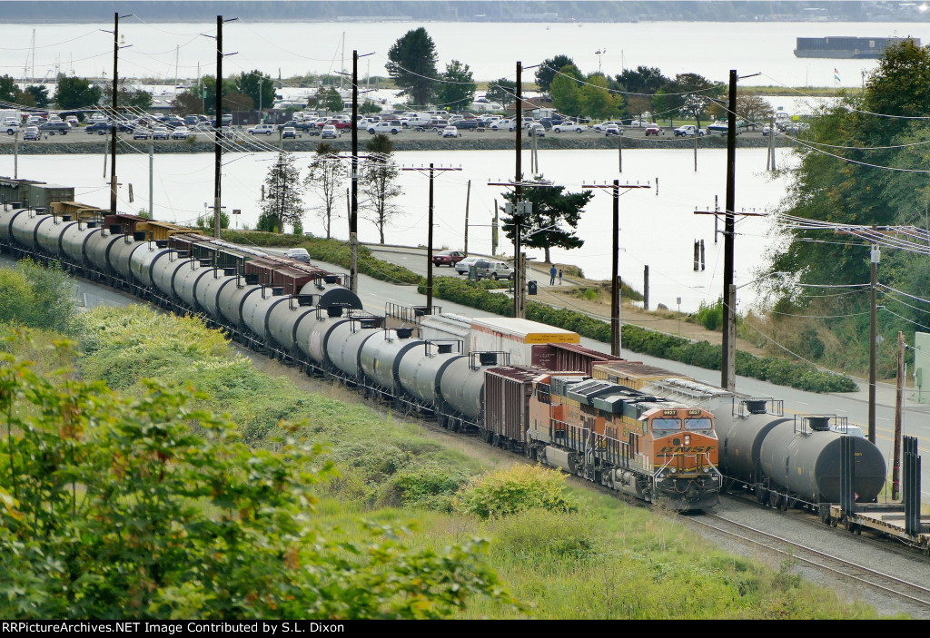 BNSF 6827 North loaded oil at Bayside